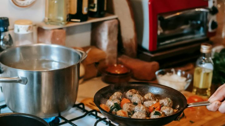 15 Alat Masak Dapur Terlengkap yang Berguna untuk Pemula