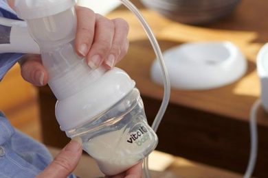 Cara Pompa ASI Manual dengan Menggunakan Alat yang Tepat