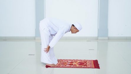 Bacaan & Doa I'tidal Lengkap Beserta Latin, Arab & Artinya