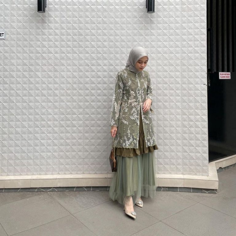 15 Inspirasi Mix and Match Outer Brokat Coklat, Terlihat Elegan!