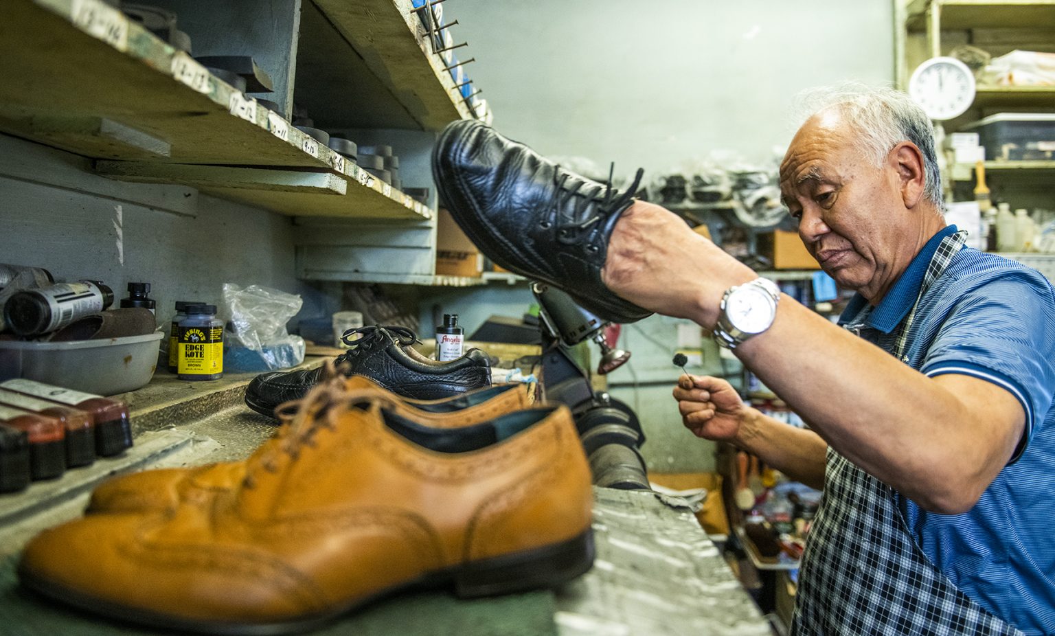 12 Cara Mudah Atasi Sepatu atau Sandal Agar Tidak Licin