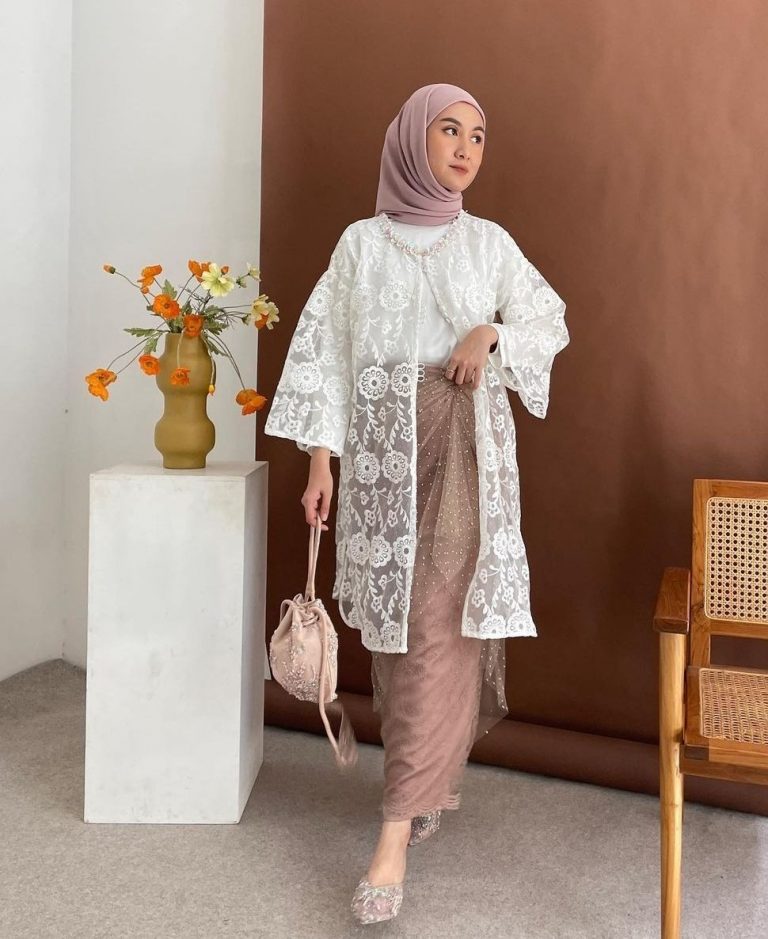 15 Inspirasi Mix and Match Outer Brokat Coklat, Terlihat Elegan!