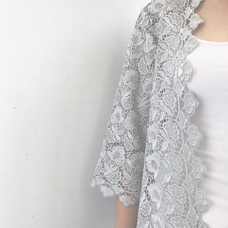 15 Inspirasi Mix and Match Outer Brokat Coklat, Terlihat Elegan!