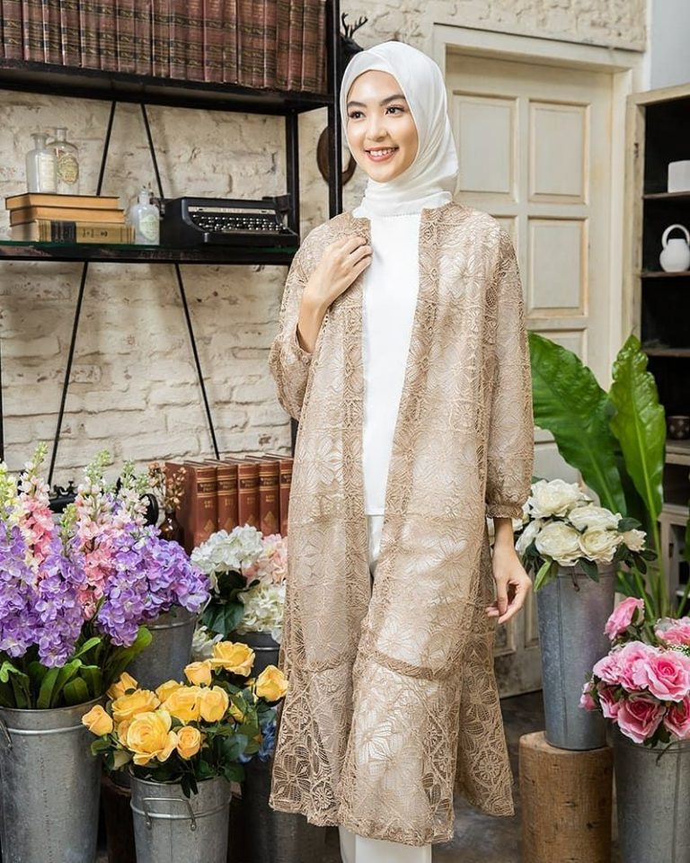15 Inspirasi Mix and Match Outer Brokat Coklat, Terlihat Elegan!