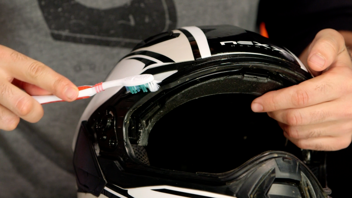 10 Cara Mudah Mencuci Helm Sendiri di Rumah, Lebih Hemat!