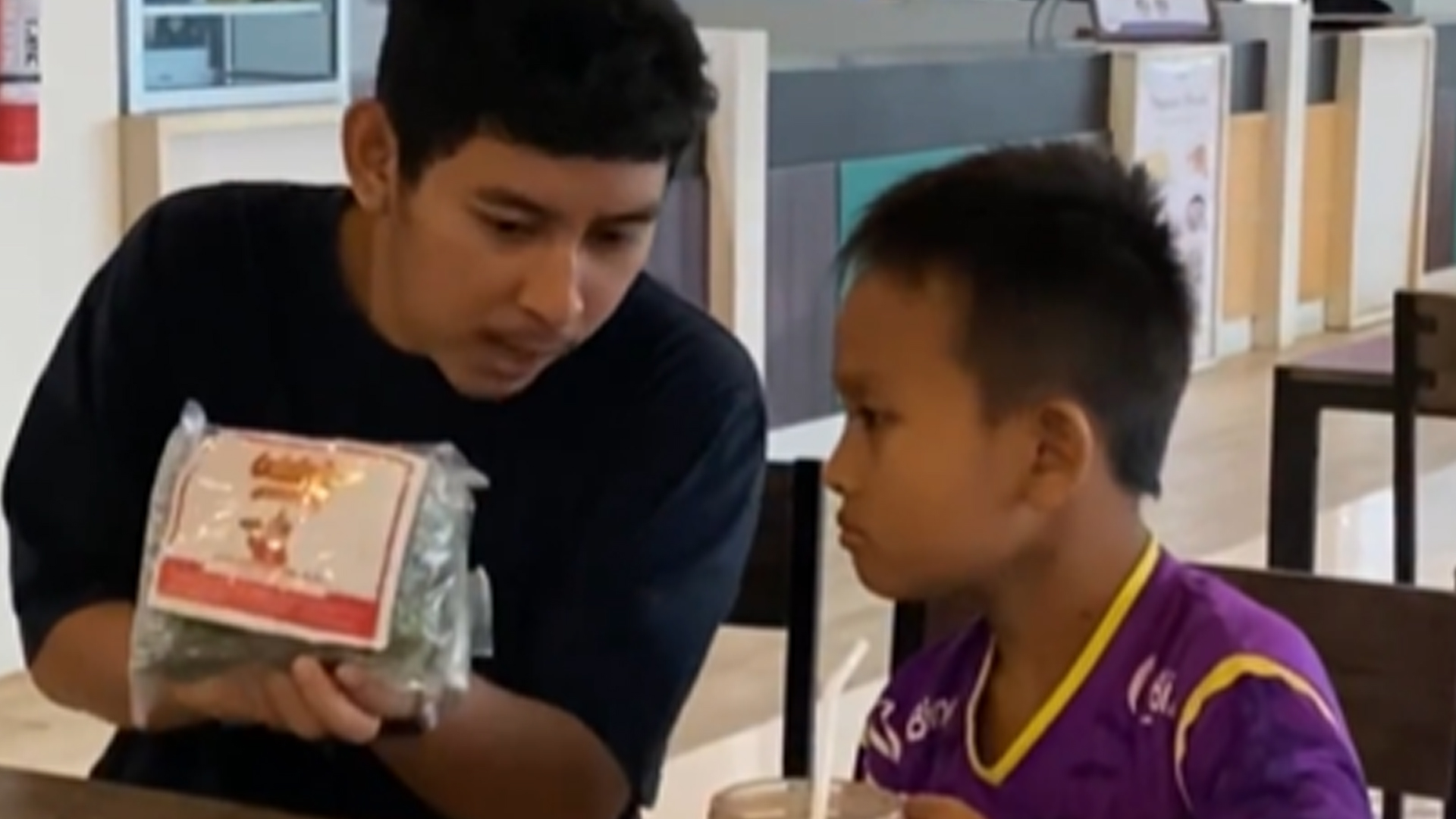 Robby Maulids Komedian dengan Konten Viral Kok Isoo, Si Arek Suroboyo Nyel!