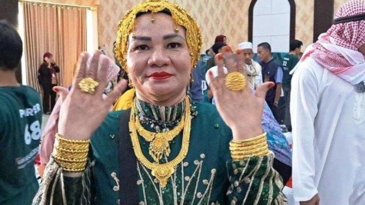 Viral! Emak-emak Jemaah Haji Pamer Emas Saat Pulang dari Arab