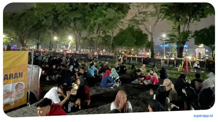 Keseruan Udalado THR (Tebar Hadiah Rame-rame) di Pasar Malam Kodam Brawijaya