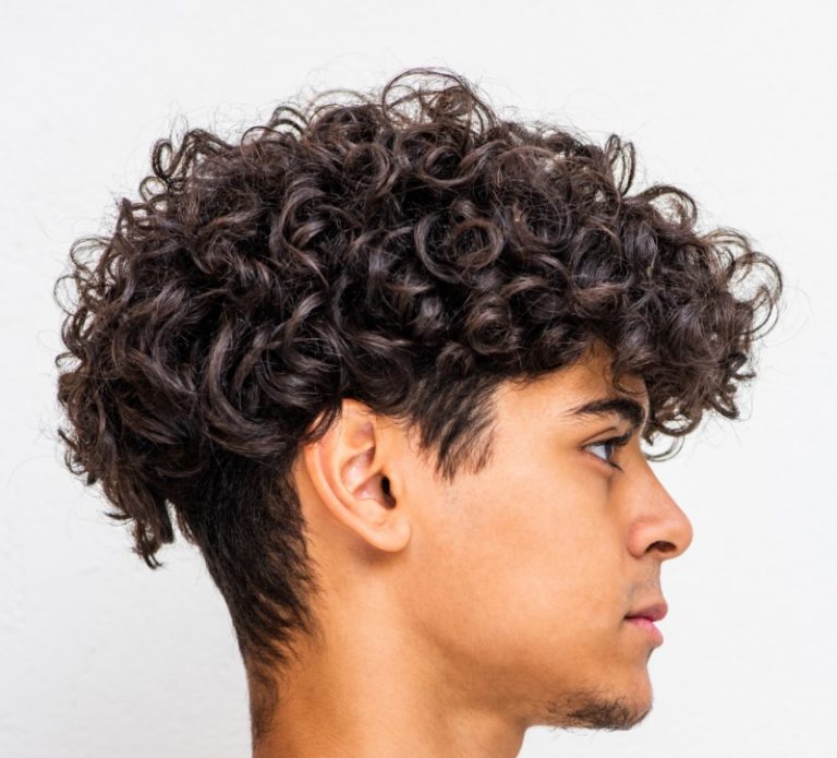 25 Model Rambut Keriting Pria yang Bikin Penampilan Keren!