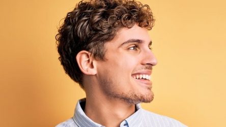 25 Model Rambut Keriting Pria yang Bikin Penampilan Keren!