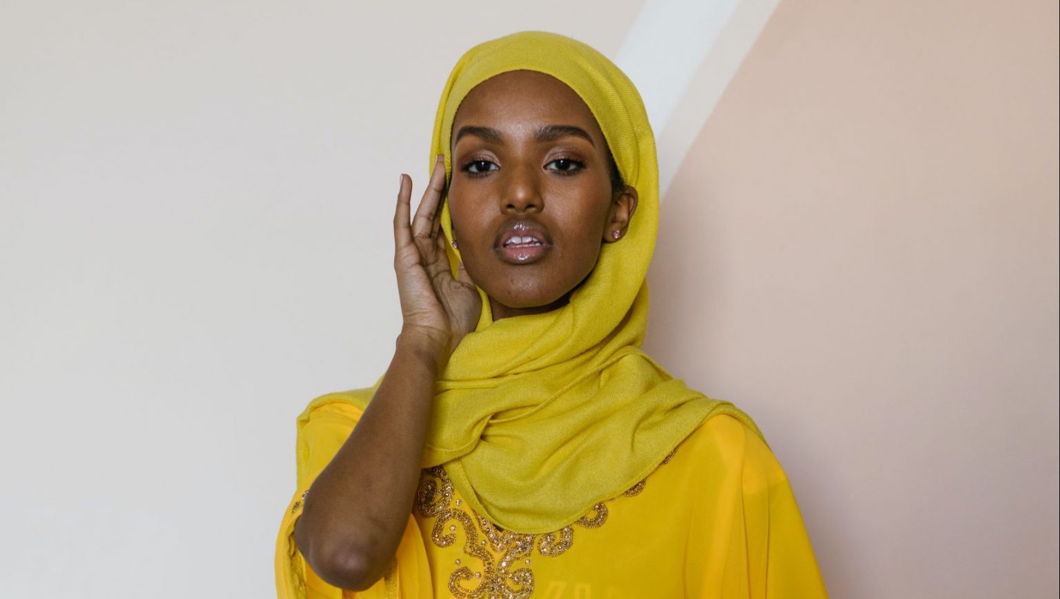 Baju Warna Lemon Cocok dengan Jilbab Warna Apa? Ini Tipsnya!