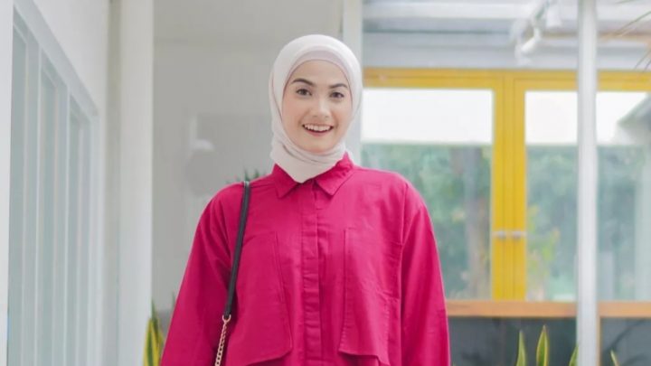 12 Ide Warna Jilbab yang Cocok dengan Baju Pink Fanta