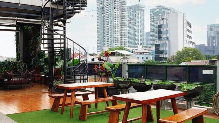 17 Cafe Rooftop Jakarta Terbaik, Keren dan Kekinian Abis!
