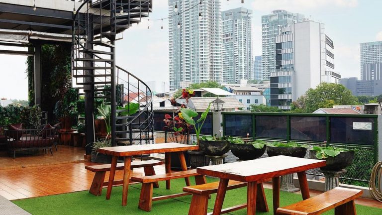 17 Cafe Rooftop Jakarta Terbaik, Keren dan Kekinian Abis!
