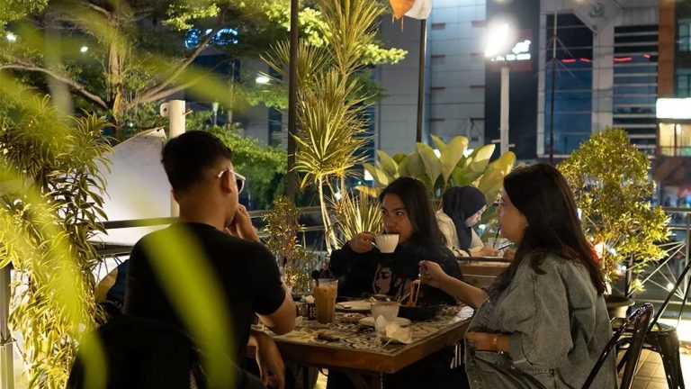 17 Cafe Rooftop Jakarta Terbaik, Keren dan Kekinian Abis!