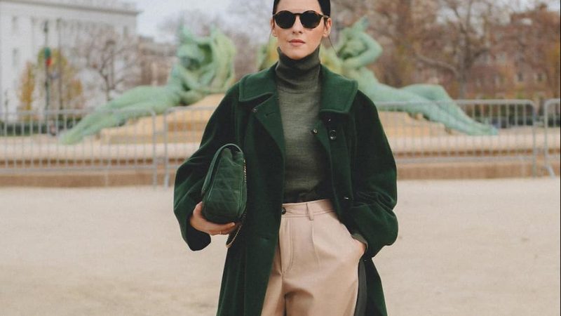 10 Inspirasi Baju Coklat Cocok dengan Celana Warna Apa!