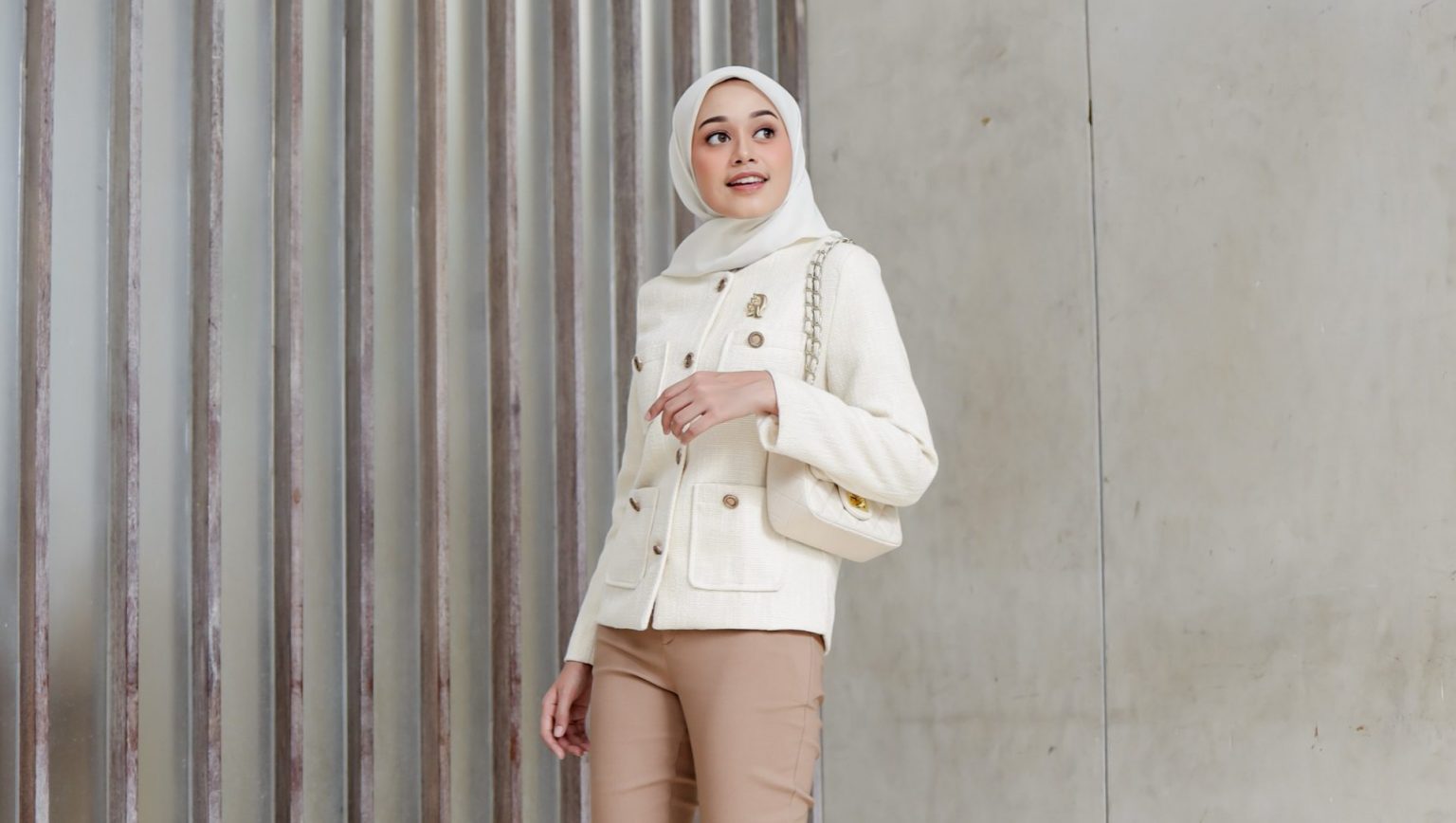 10 Inspirasi Baju Coklat Cocok dengan Celana Warna Apa!