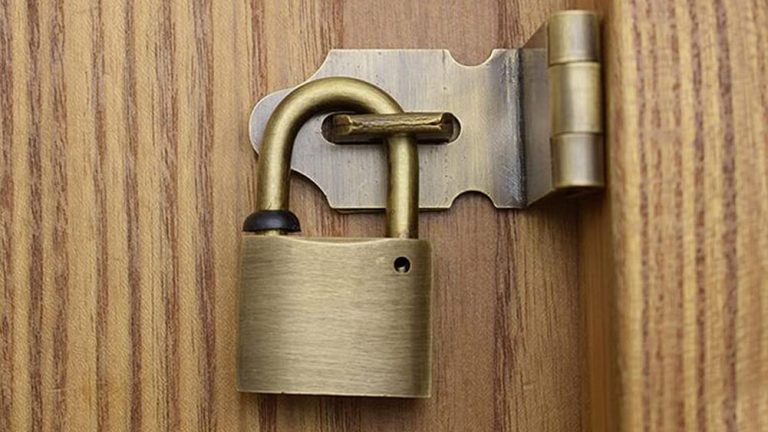 8 Merk Gembok Rumah Terbaik, Anti Dibobol Maling!