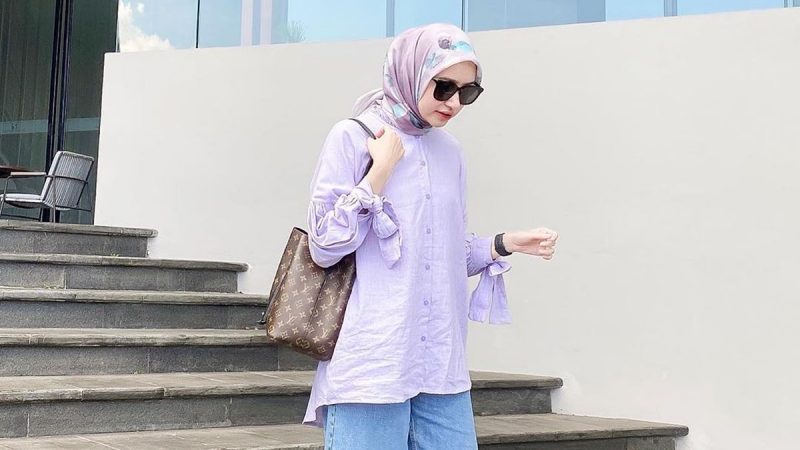 20 Inspirasi Baju Ungu Tua Cocok dengan Jilbab Warna Apa Saja!