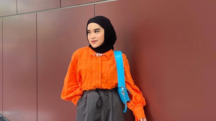 12 Warna Jilbab yang Cocok dengan Baju Orange, Makin Stylish!