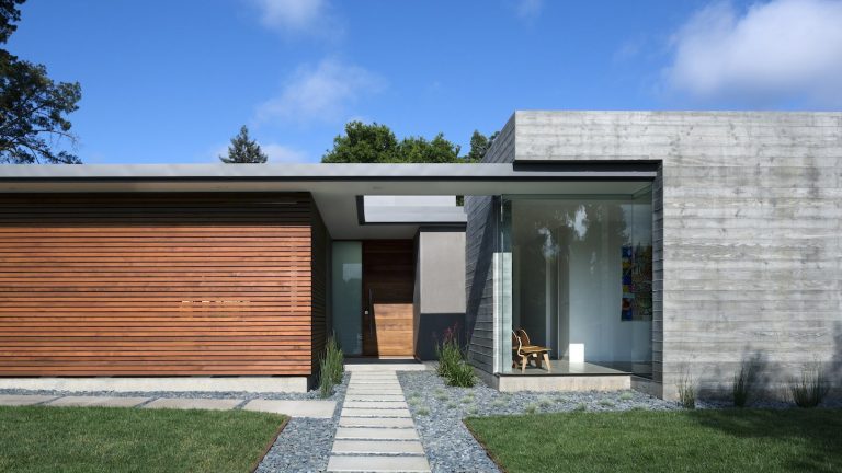 10+ Ide Desain Rumah Setengah Tembok Setengah Kayu, Estetik!