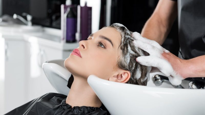 13 Pilihan Shampo untuk Rambut Tebal Mengembang