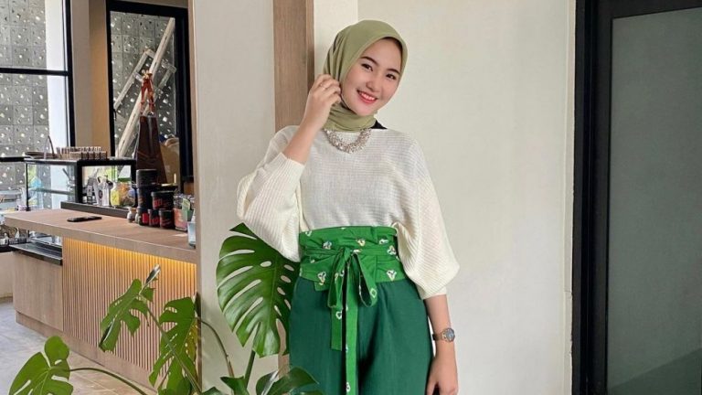 Inspirasi Outfit ke Wisuda Kampus yang Simple dan Cantik!
