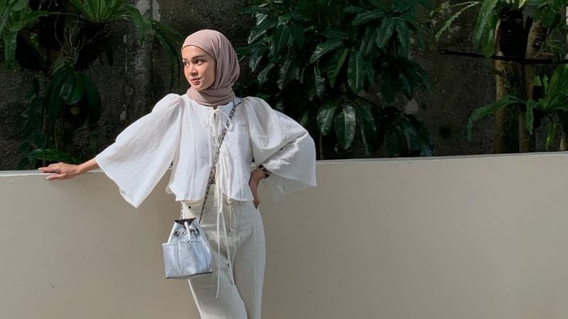 Inspirasi Outfit ke Wisuda Kampus yang Simple dan Cantik!