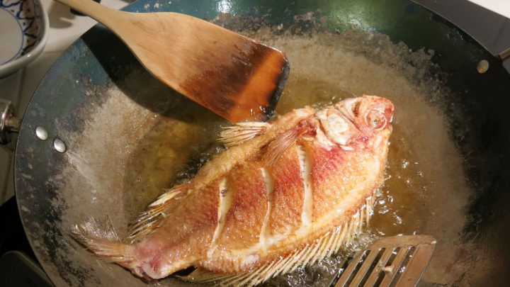 9 Cara Menggoreng Ikan Agar Tidak Lengket, Matang Sempurna!