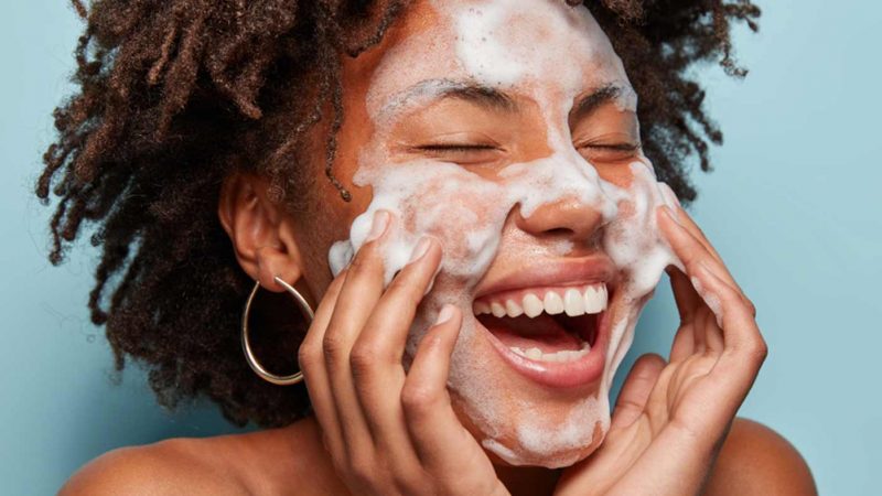 15 Rekomendasi Facial Wash Kulit Kombinasi Terbaik dan Aman