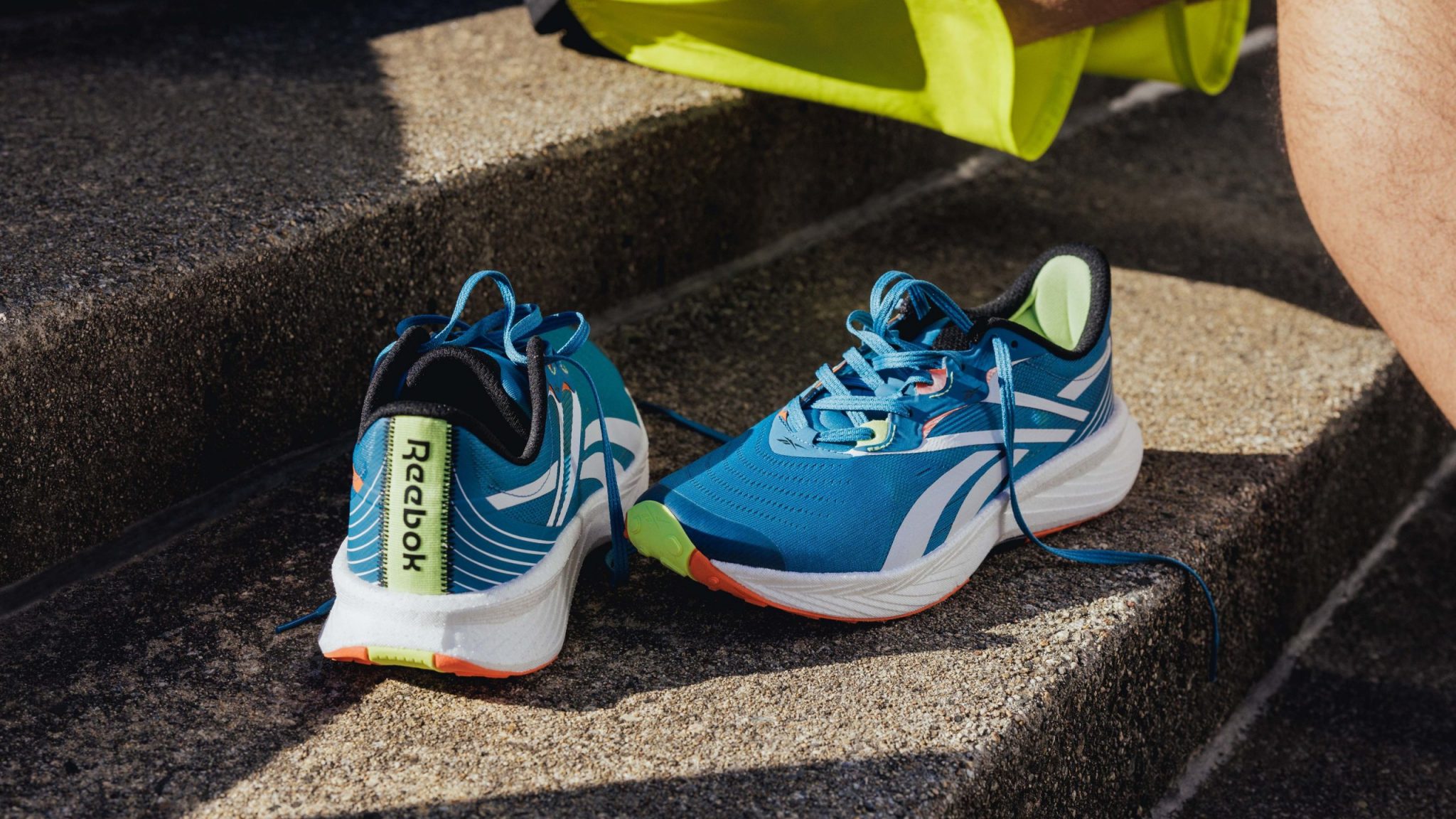 15 Rekomendasi Sepatu Lari Pria Terbaik, Nyaman dan Trendy!