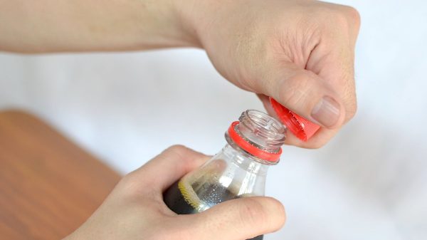 5 Cara Membuka Tutup Botol Plastik yang Susah