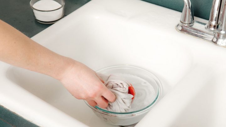 7+ Cara Menghilangkan Noda Darah di Sprei, Terbukti Ampuh!