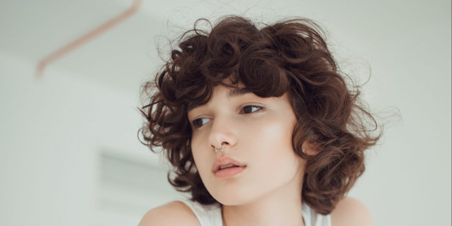 15 Cara Membuat Rambut Ikal tanpa Catokan, Praktis dan Cepat