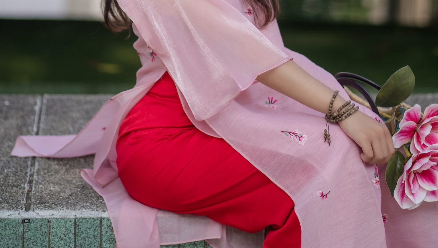 Celana Merah Maroon Cocok dengan Baju Warna Apa? Simak di Sini!