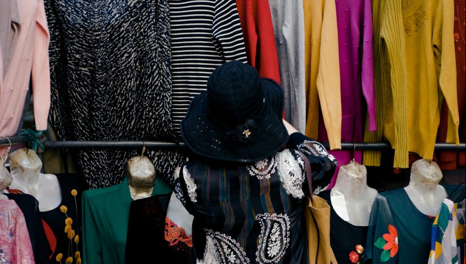 8 Tips Beli dan Memilih Baju di Thrift Shop, Aman dan Ramah Lingkungan!