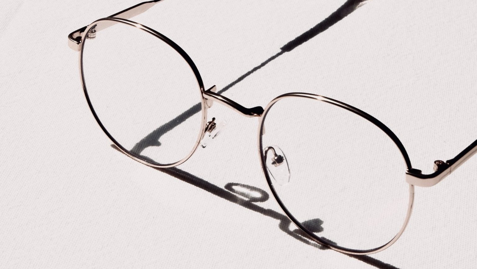 12+ Rekomendasi Frame Kacamata untuk Wajah Persegi Terbaik