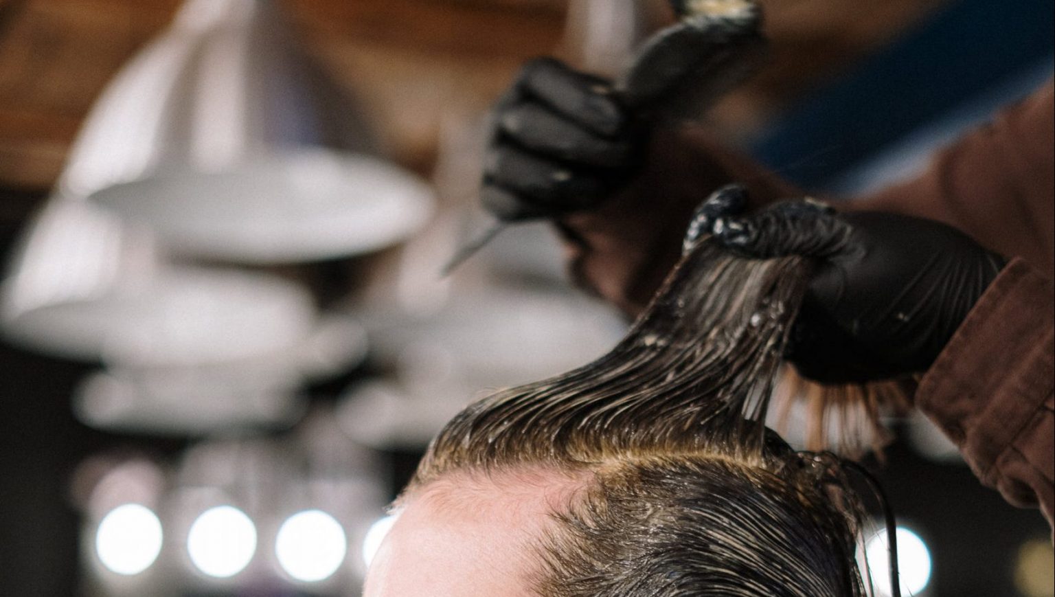 Gampang! Begini Cara Mewarnai Rambut Tanpa Bleaching