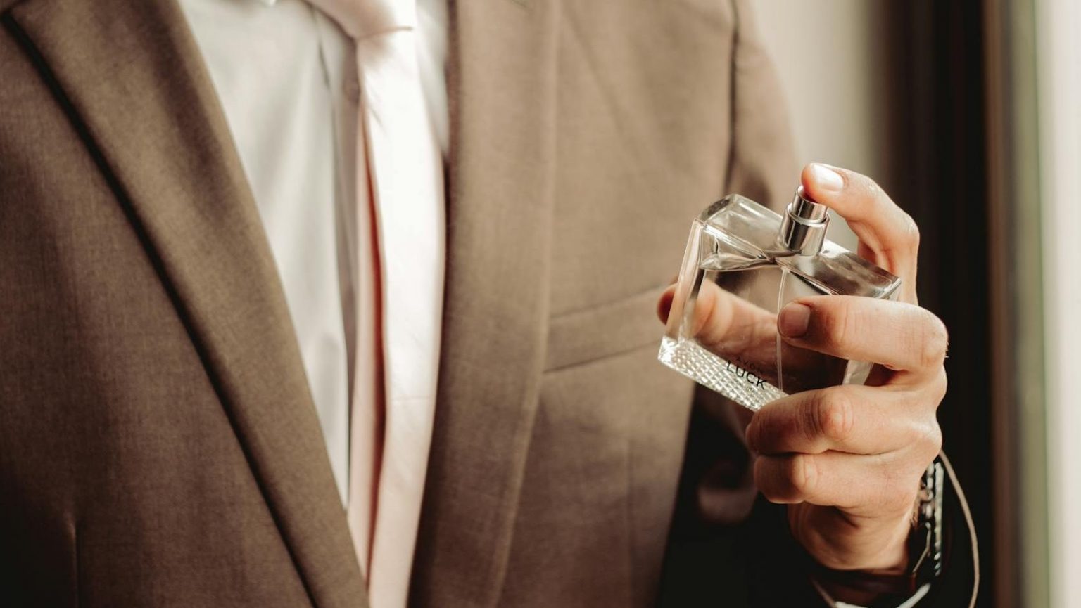 12 Best Parfum Pria yang Segar dan Kalem yang Tahan Lama