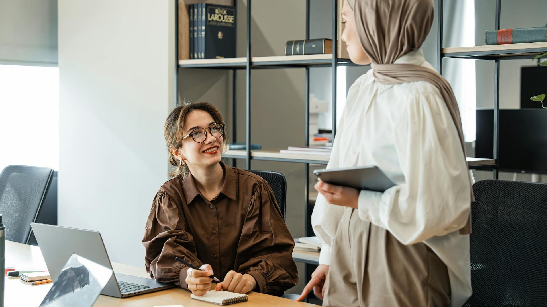 Sekretaris: Pengertian, Jenis, Tugas, Tanggung Jawab dan Gaji